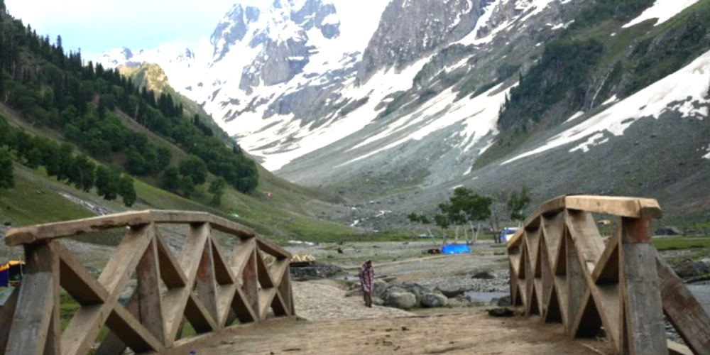 Unsafe Wooden Bridges at Thajiwas Glacier Sonamarg Pose Risk to ...